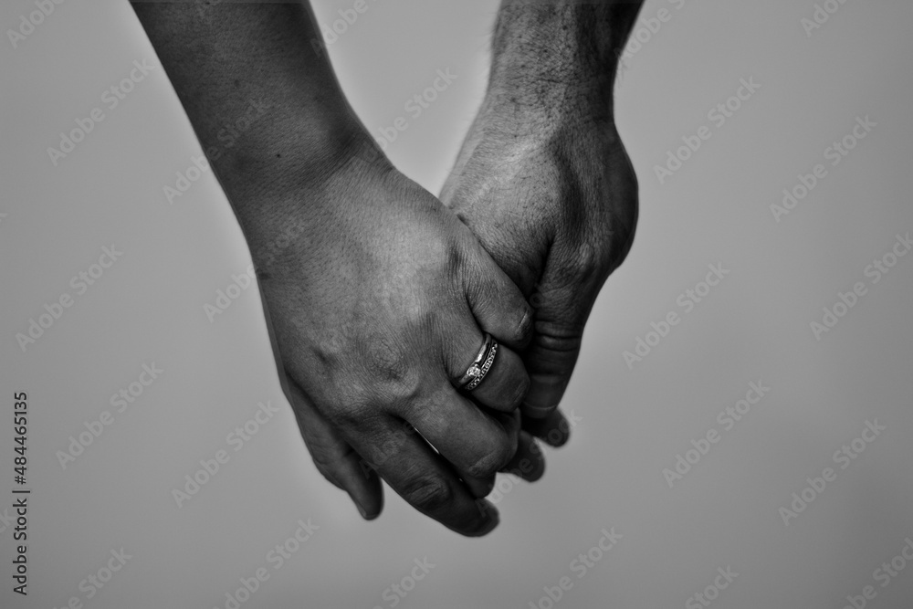 Manos entrelazadas de enamorados, san valentin foto de Stock | Adobe Stock