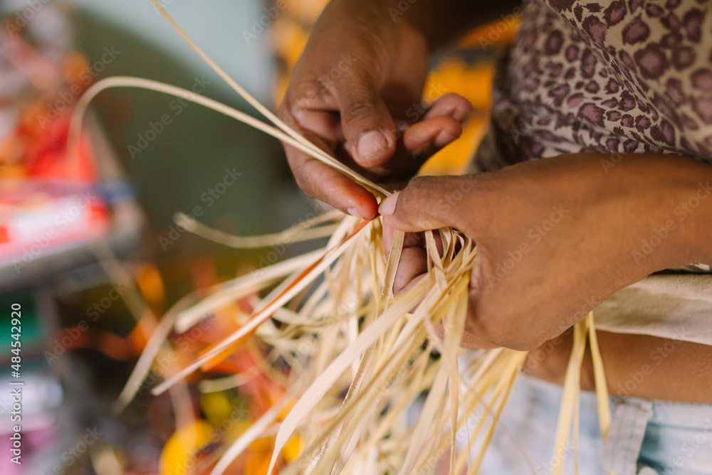 Artesanato com palha de tucumã feito por ribeirinhos em Alter do Chão ...
