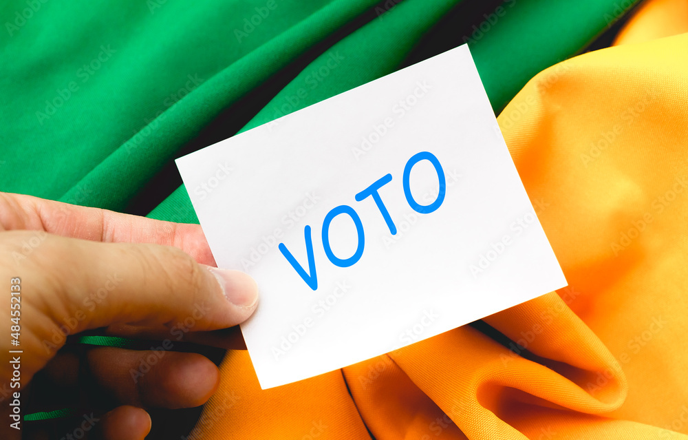 Voto, eleições no Brasil. A palavra voto escrita em um pedaço de papel ...