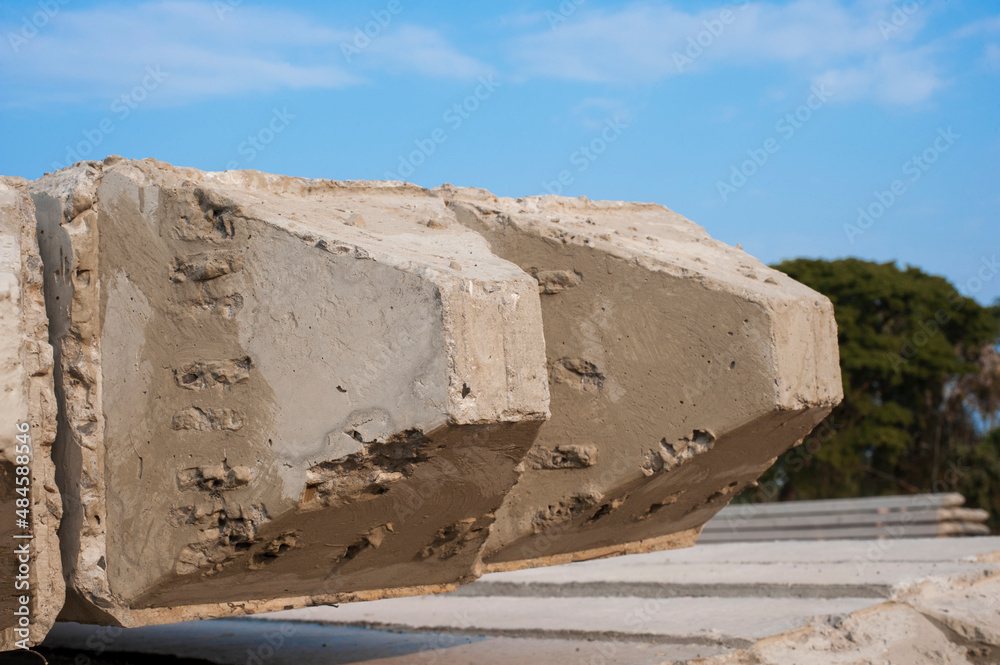 Prestressed concrete columns for bridge or floodgate construction ...