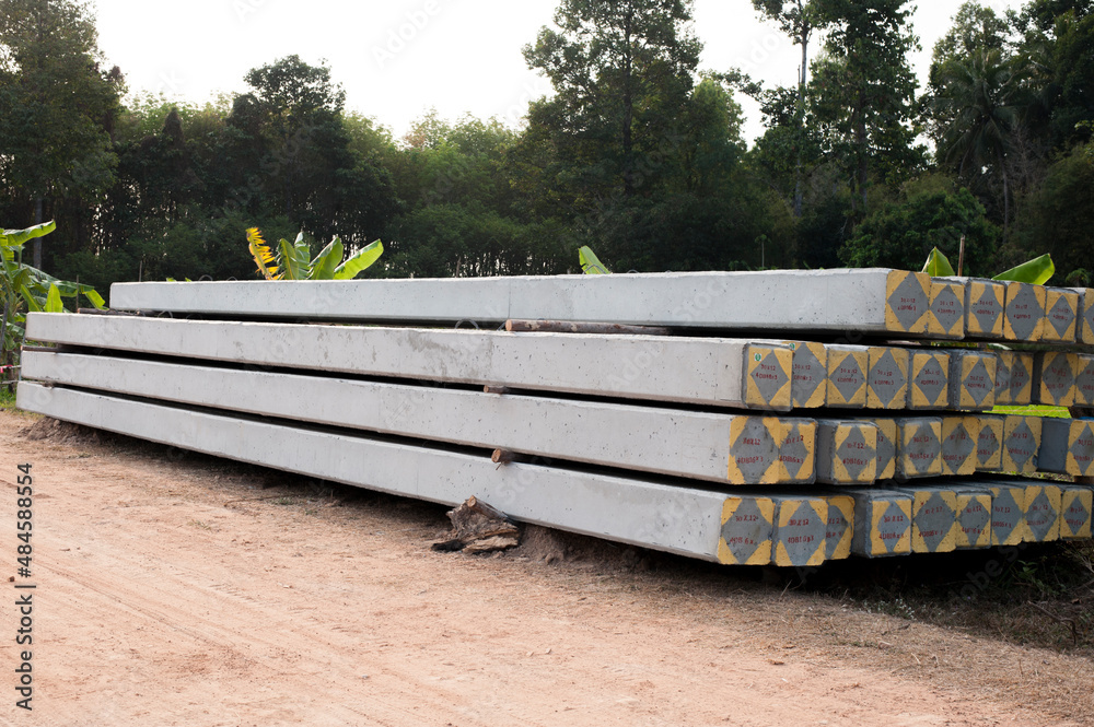 Prestressed concrete columns for bridge or floodgate construction ...