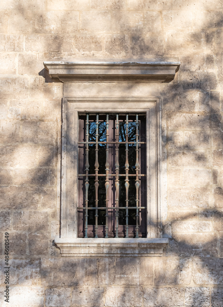Foto de Ventana con barrotes de hierro forjado en el palacio de santa ...