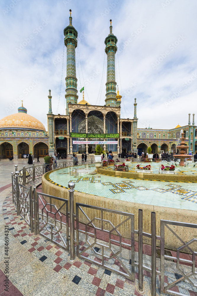 Foto de Qom, Iran – April 16, 2019: Hazrat-e Masumeh, Shrine of Fatima ...