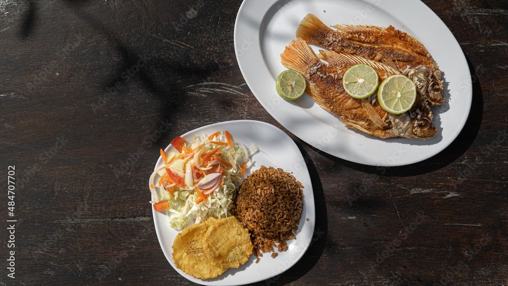 pescado frito, toston, comida tradicional de la costa colombiana ...