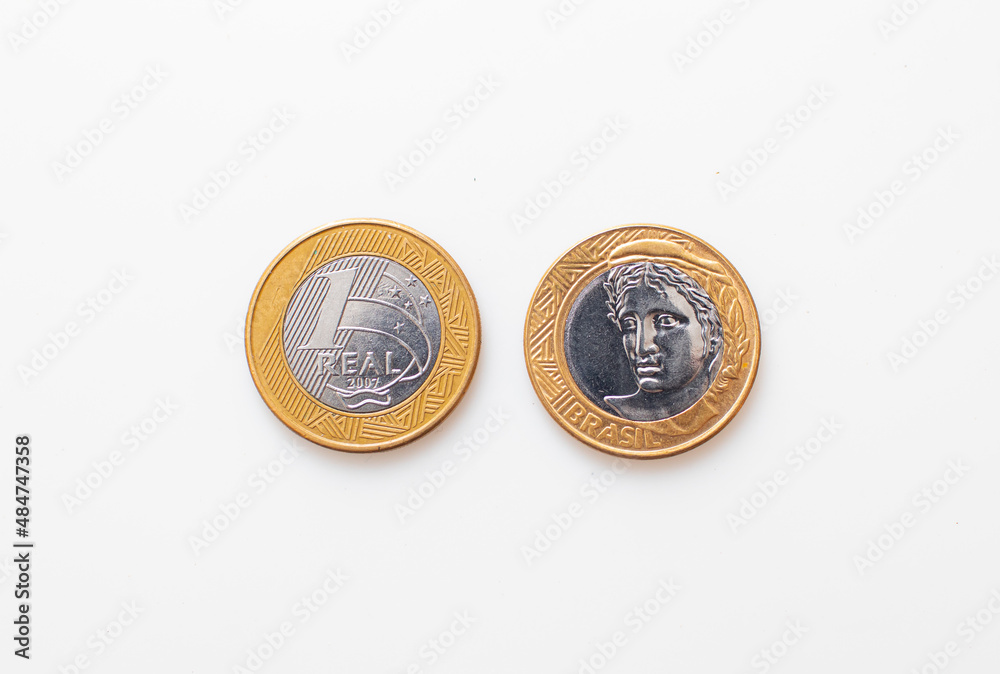 Real, a moeda brasileira. Duas moedas de 1 Real isoladas em fundo ...