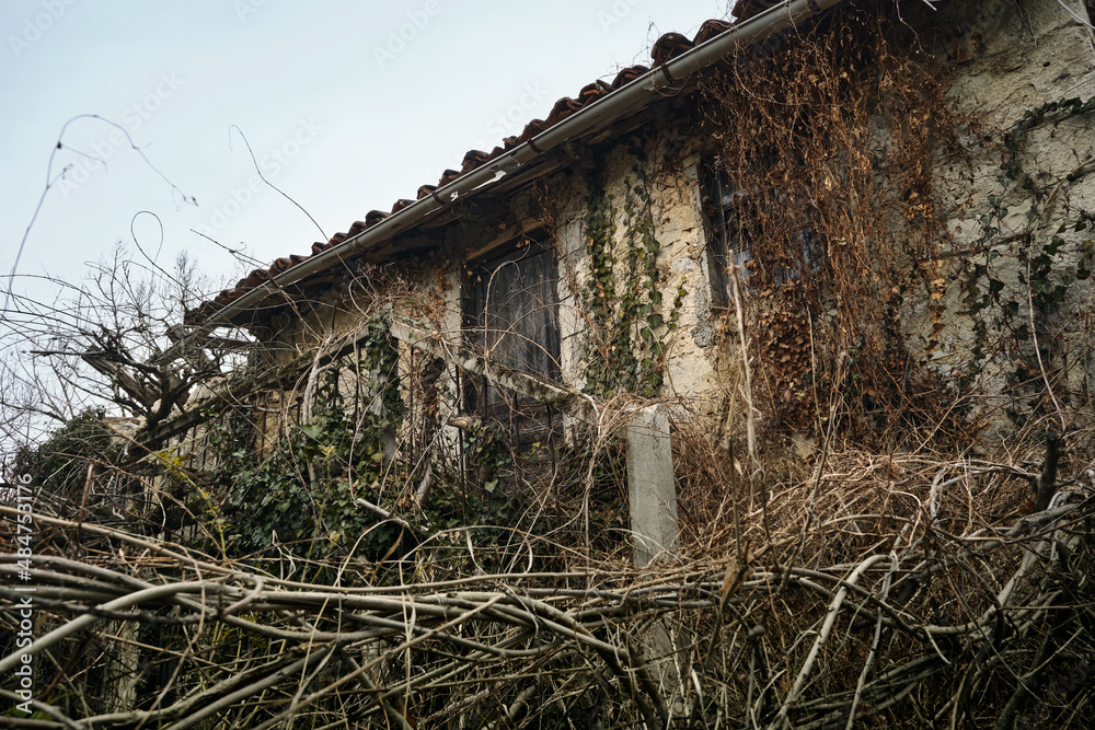 Maison en ruine à rénover Stock Photo | Adobe Stock