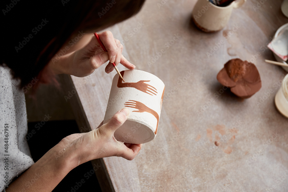 Foto de Female ceramist working in pottery studio. Ceramist's Hands ...