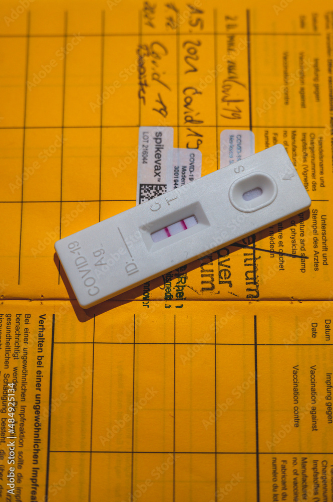 Positive SARS-COV-2 (Covid-19) self-test on a vaccination card Stock ...