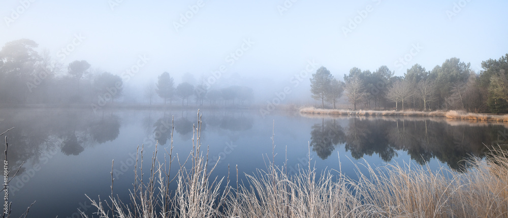 Etang de Massy au printemps (Gaillères, Sud-ouest France), grand angle ...