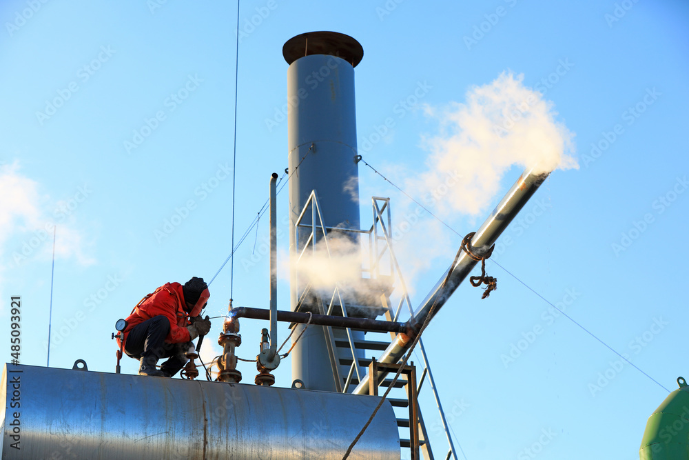 Foto de Workers are welding steam transmission pipes in a biogas power ...
