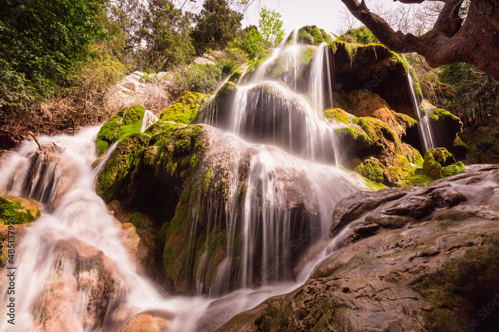 Spectaculaire cascade sur mousses en sous-bois, en pose lente avec filé ...