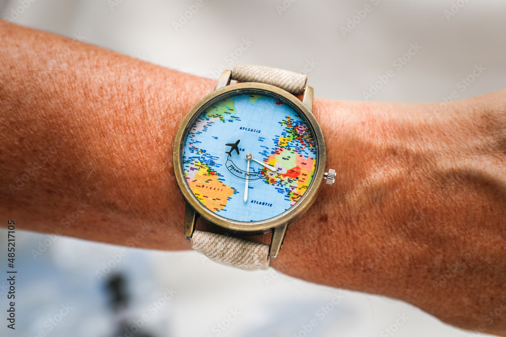 reloj mapa mundi pulsera Stock Photo | Adobe Stock