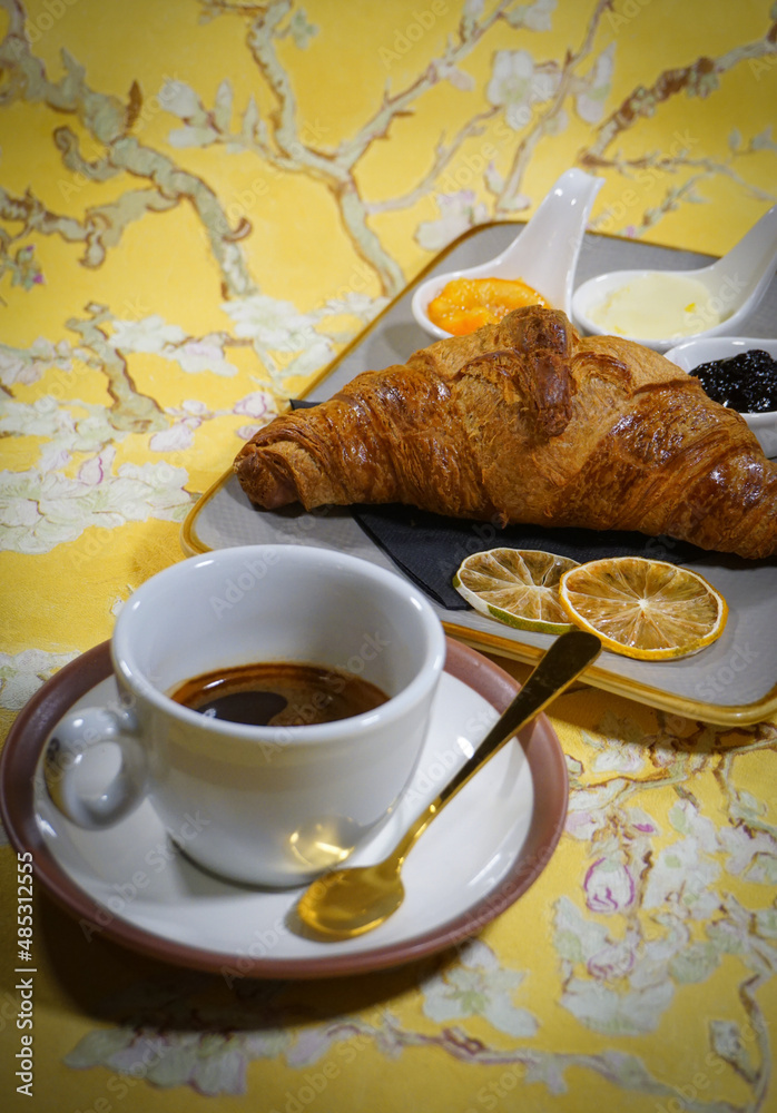 Colazione all'italiana, cornetto e caffè con deliziose marmellate su ...