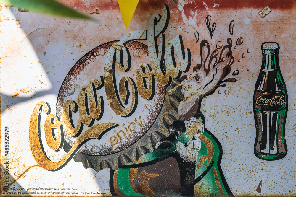 Foto de KANCHANABURI, THAILAND-DECEMBER 29,2019 : Close up vintage coca ...
