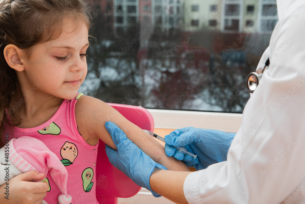 vaccination of children. Doctor examining a child in a hospital Stock ...