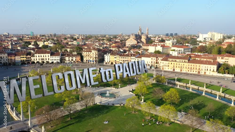 Scritta in 3D "welcome", sulla piazza principale di Padova. Vista aerea ...