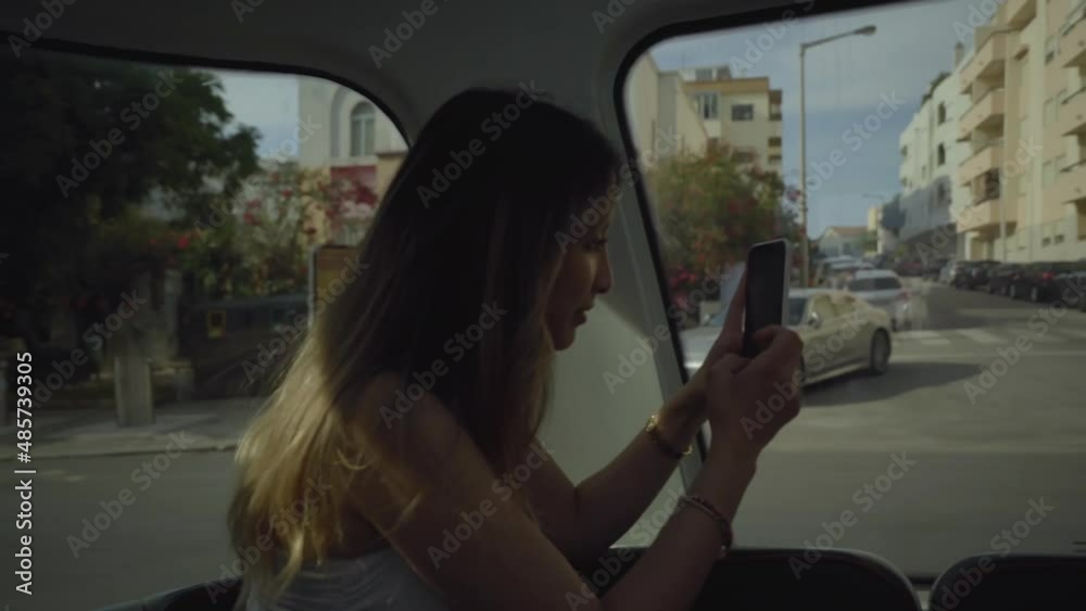 Vidéo Stock Beautiful lady filming a street on her smartphone through ...
