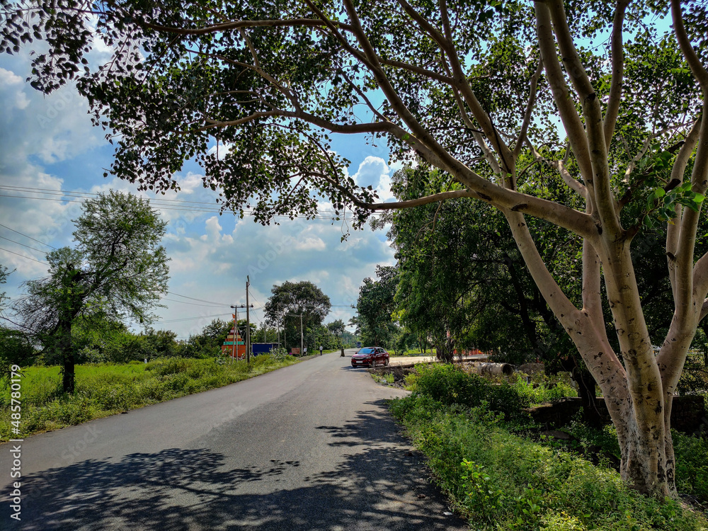 Foto de Scenic view of asphalt road connected to the countryside area ...