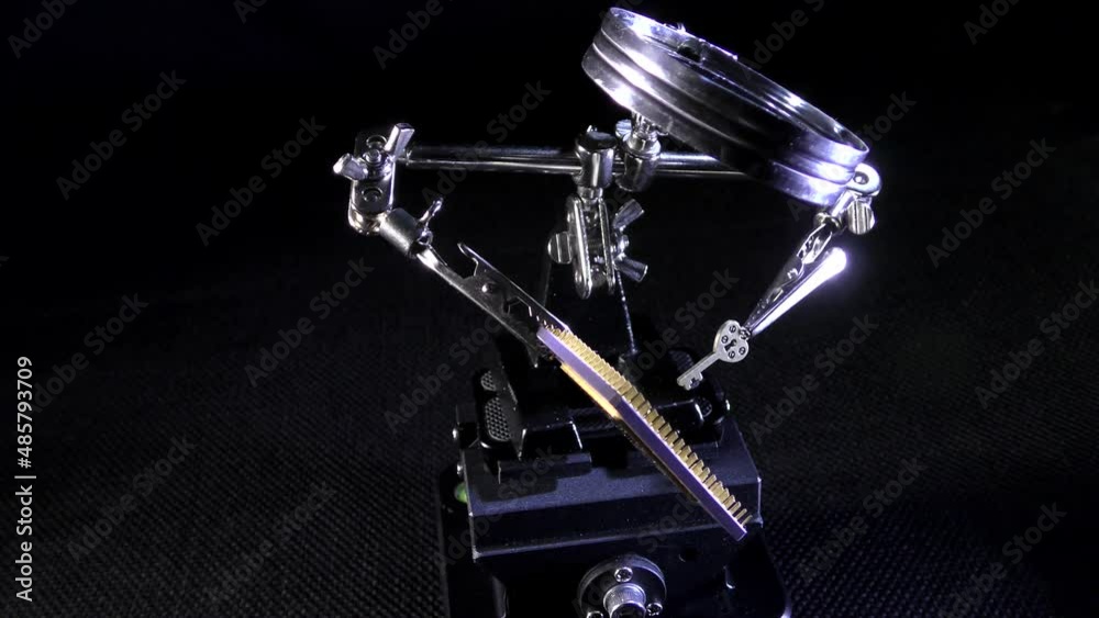 Vidéo Stock Cpu processor chip in clip holder with magnifying glass ...