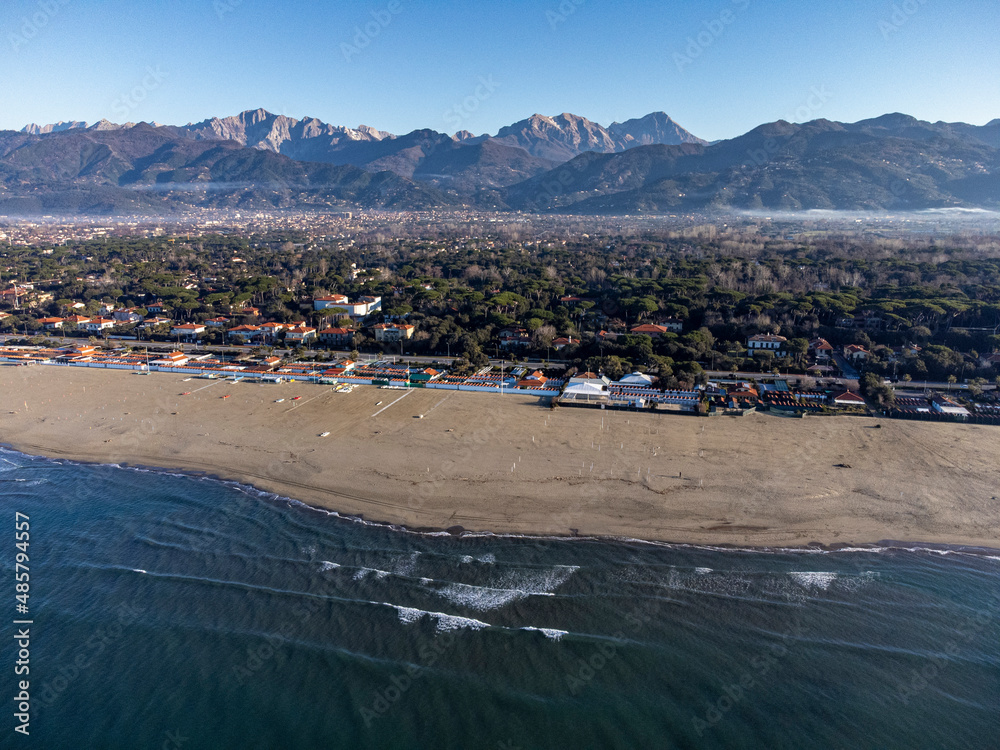Versilia, Toscana: vista aerea della spiaggia di Forte dei Marmi in ...
