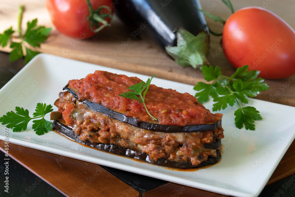 Musaka griega. Comida saludable. Berenjena, carne, verduras, queso ...
