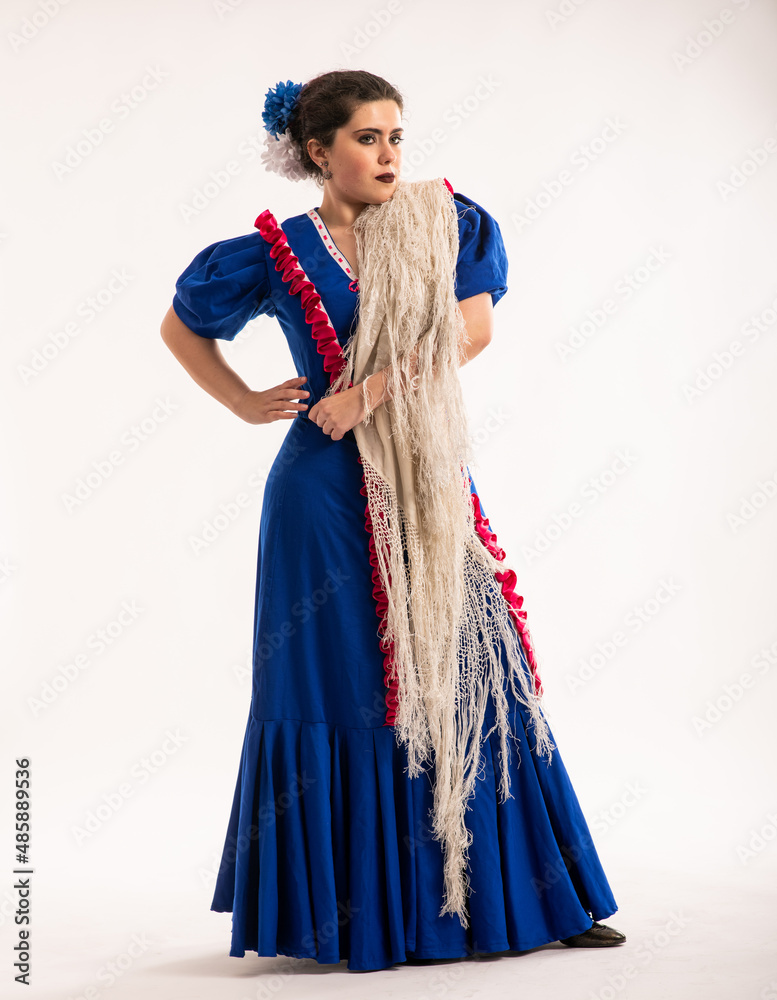 Chula Madrileña vestida de chulapa, traje típico del Chotis Madrileño ...