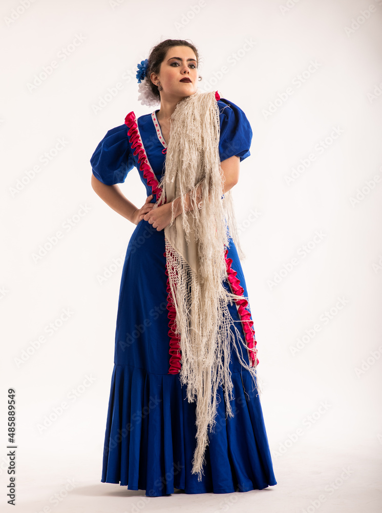 Chula Madrileña vestida de chulapa, traje típico del Chotis Madrileño ...