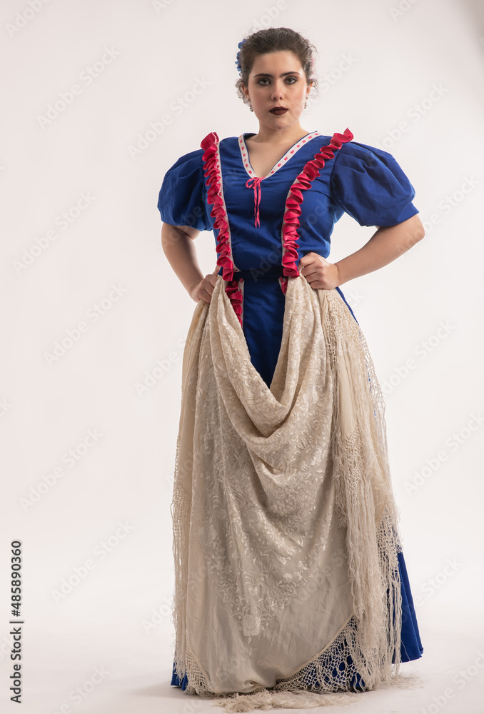 Chula Madrileña vestida de chulapa, traje típico del Chotis Madrileño ...