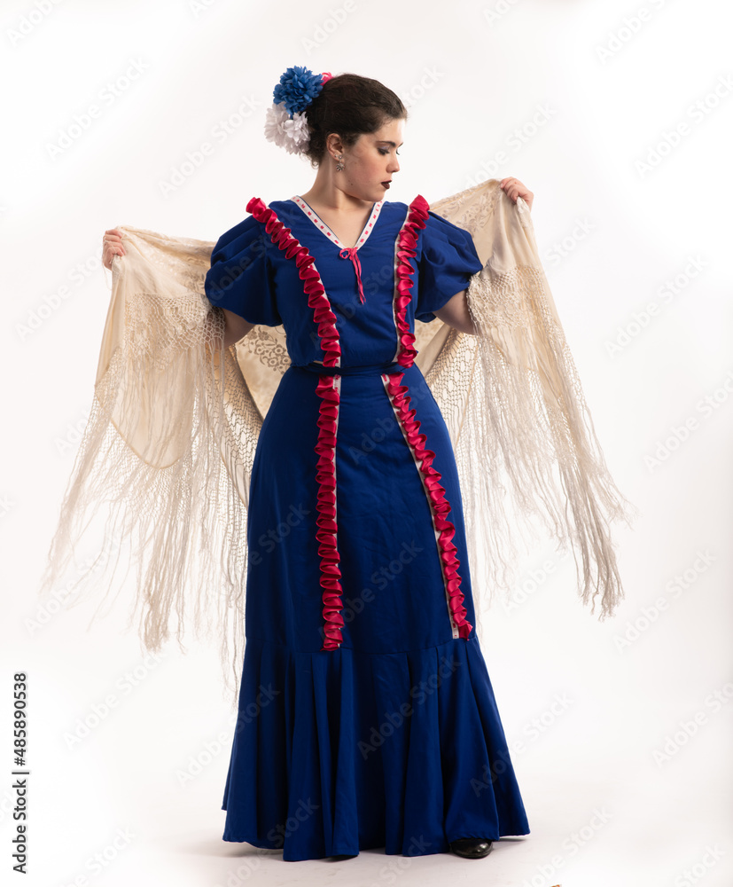 Chula Madrileña vestida de chulapa, traje típico del Chotis Madrileño ...