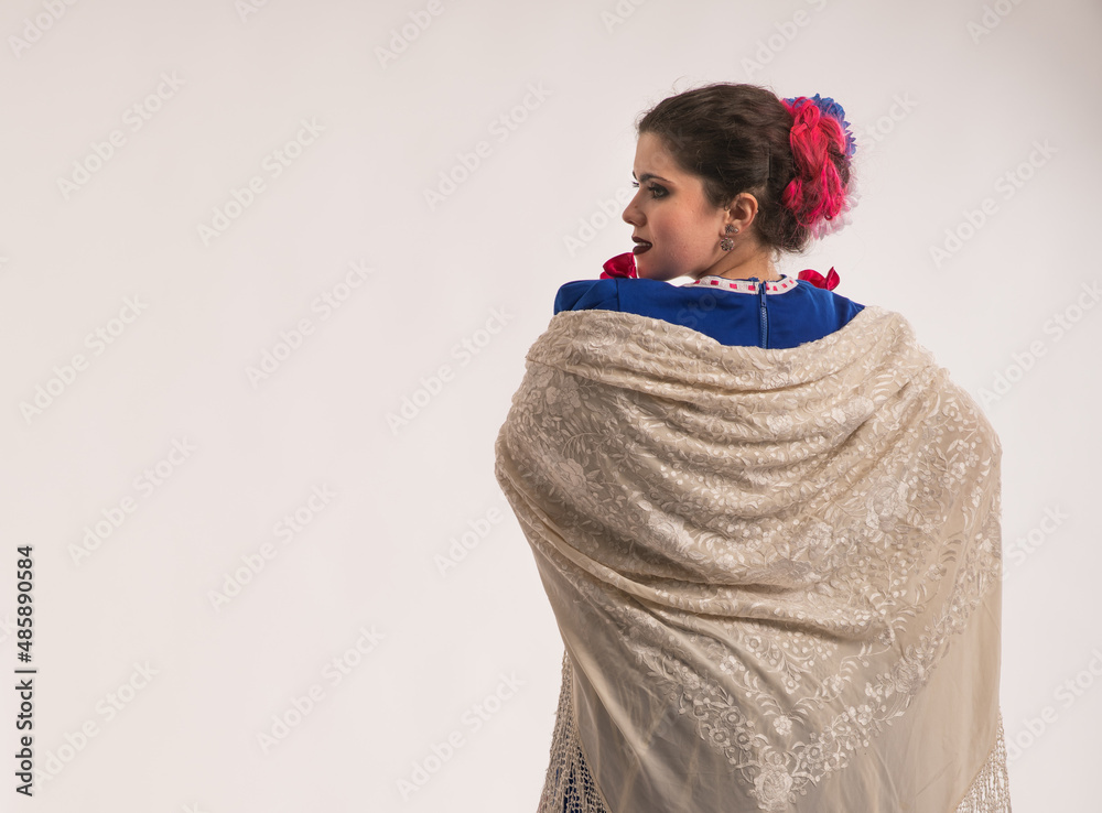 Chula Madrileña vestida de chulapa, traje típico del Chotis Madrileño ...