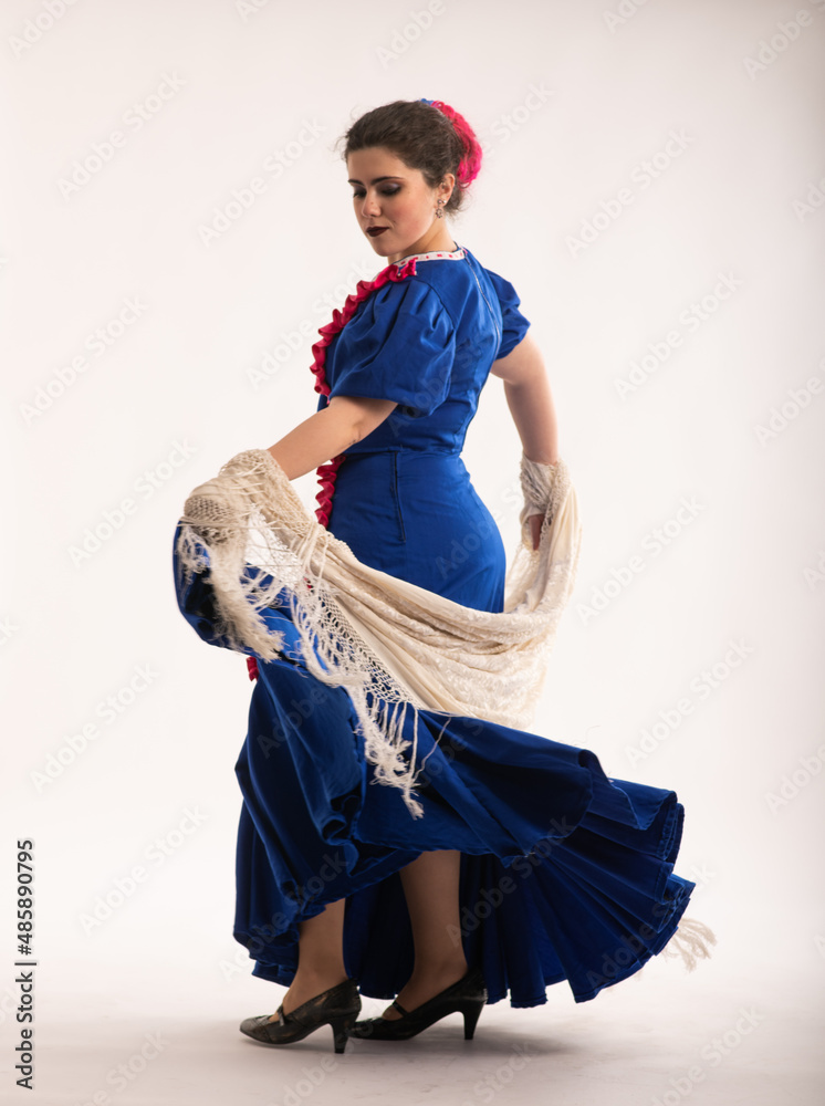 Chula Madrileña vestida de chulapa, traje típico del Chotis Madrileño ...