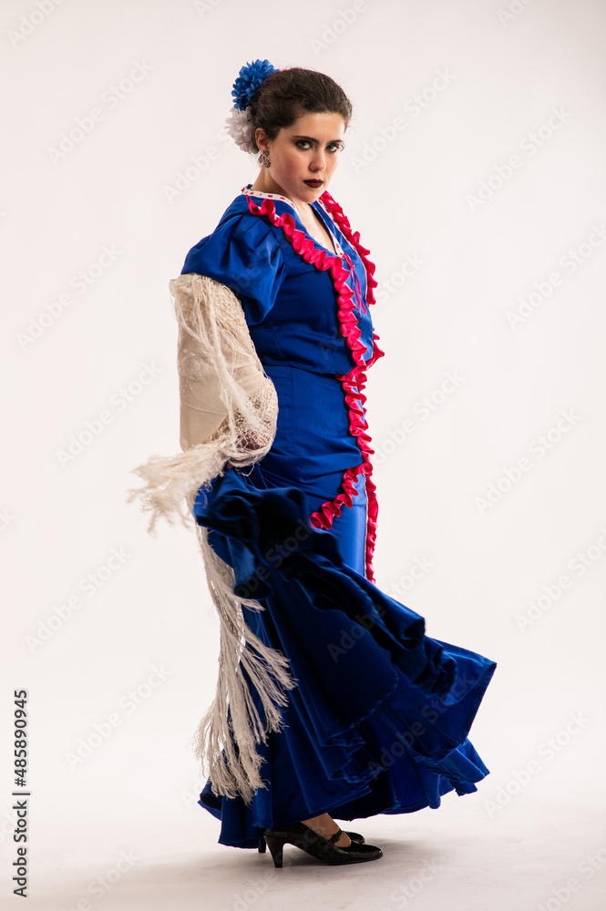 Chula Madrileña vestida de chulapa, traje típico del Chotis Madrileño ...