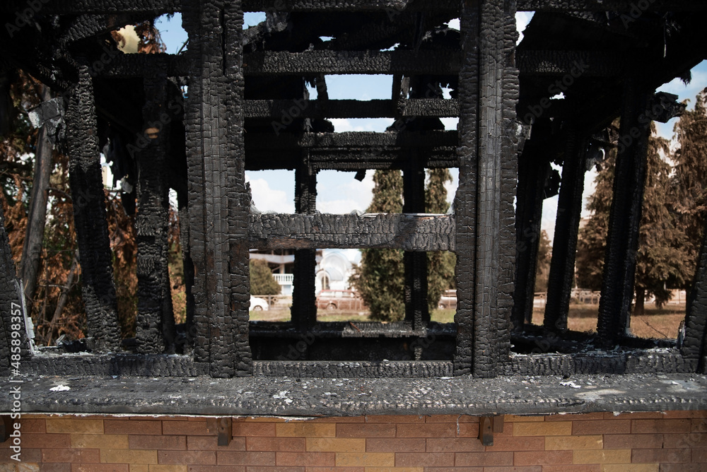 A modern small shop with drinks and cigarettes burned down completely ...