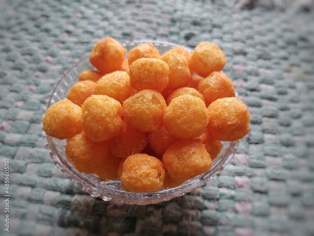 Foto de Cheese puffs balls, cheese curls, cheese ball puffs, cheesy ...