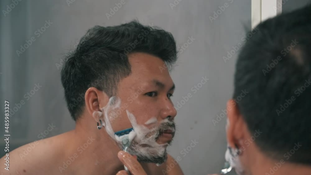 Vidéo Stock Adult man shaving with foam and manual razer.Mirror ...