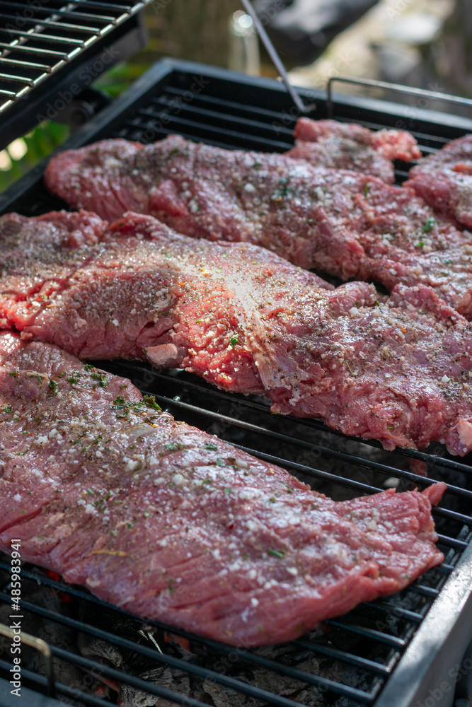 entraña de res sal pimentada en el asador. carne de res. carne en el ...