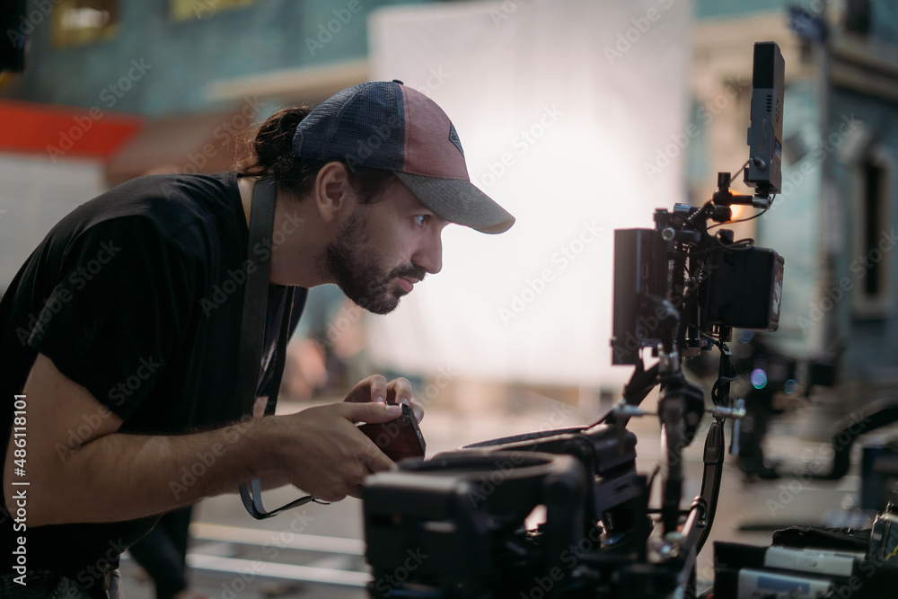 The focusing device turns focus on the set. The fokuspuler checks the ...