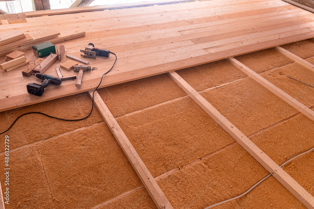 Installation einer Zwischendecke in Leichtbauweise mit ...