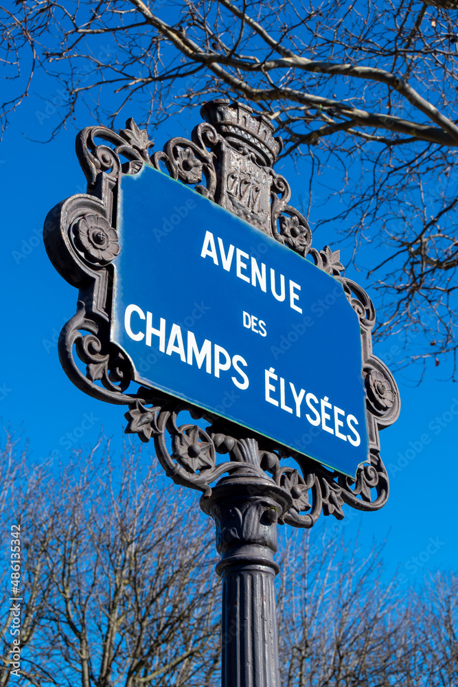 Plaque de rue parisienne traditionnelle de l'avenue des Champs-Elysées ...