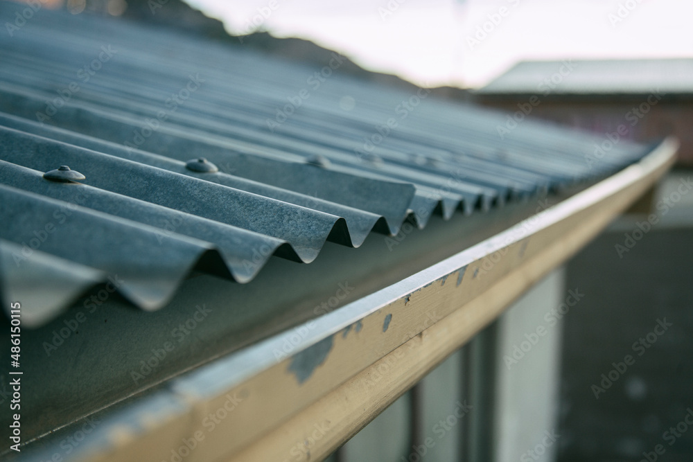 Calamina metálica sobre canaleta Stock Photo | Adobe Stock