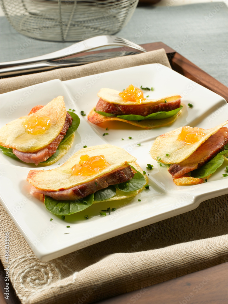 Duck magret canapes with jam. Canapés de Magret de pato con mermelada ...