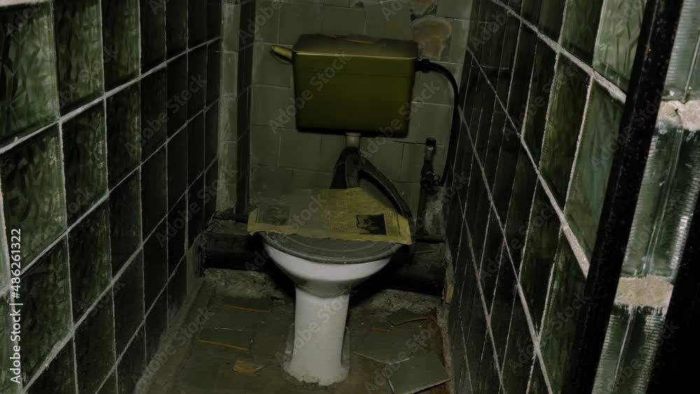 Video „Old and dusty toilet inside the abandoned Soviet underground ...