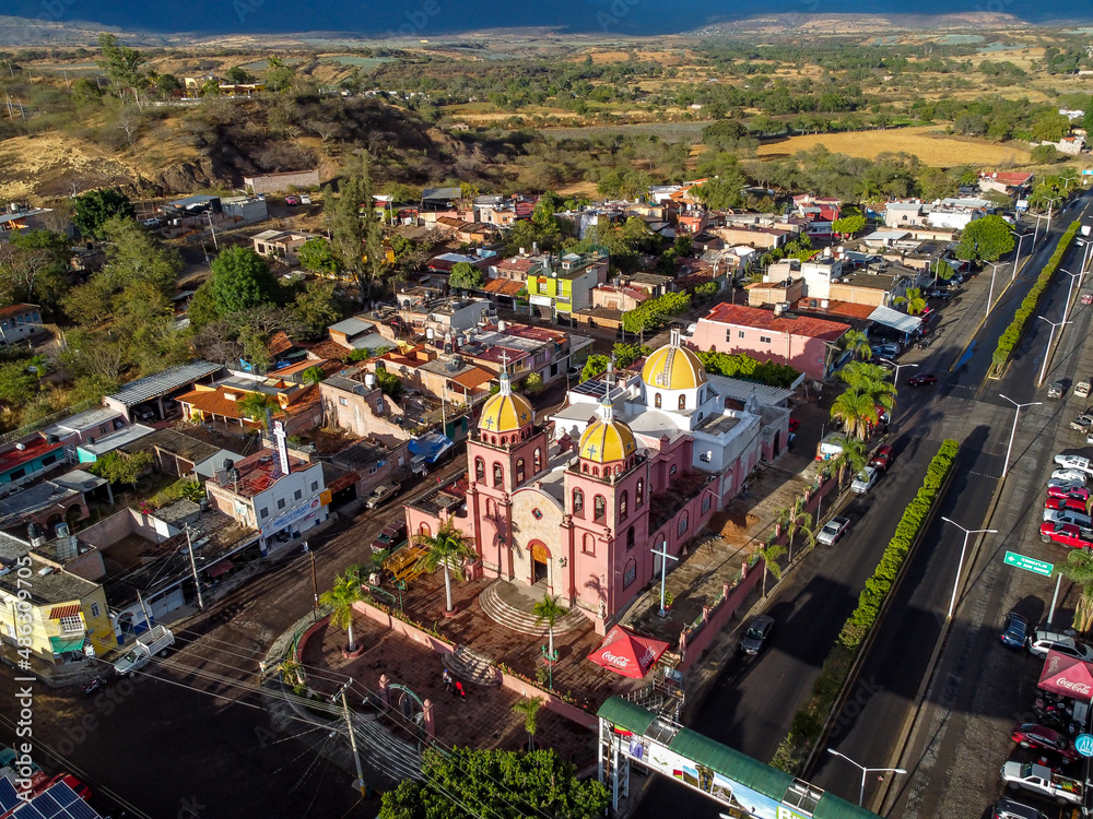 Toma aerea del templo de templo de la virgen, en Tecolotlan, Jalisco ...