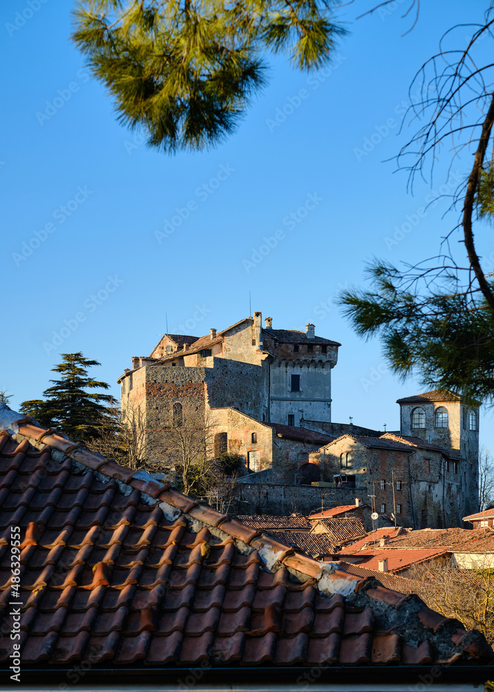 Foto del famoso castello di Mornese (AL) scattate dal centro storico ...