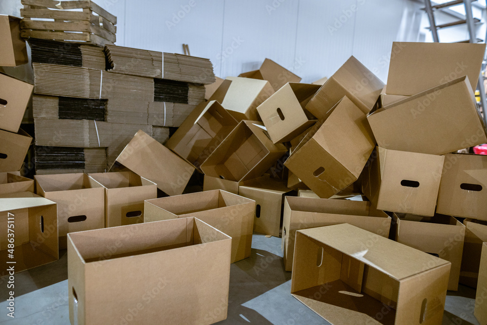 Foto de Assembled and disassembled folding cardboard boxes of ...