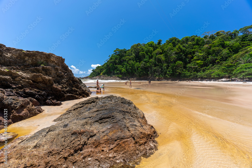 Fotografia terrestre e aérea da Praia da Ribeira, também conhecida com ...
