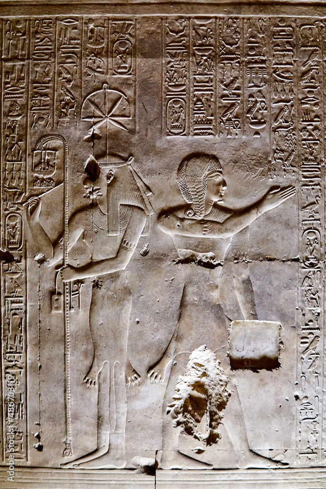 Foto de Ancient Egyptian wall carving from Abydos, depicting goddess of ...