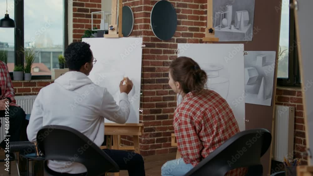 Vidéo Stock Multi ethnic team of people learning to draw sketch in art ...