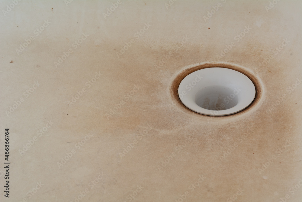 Foto de Rusty kitchen sink. The sink was covered with rust due to poor ...