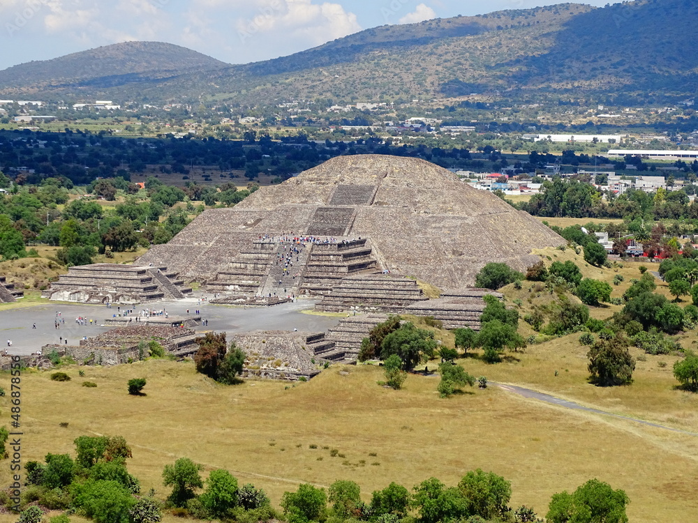 Teotihuacan Sun and Moon pyramids outside Mexico City Stock ...